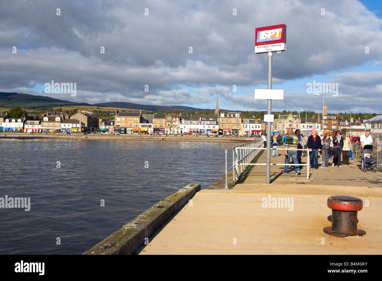 BUSY SUNDAY ON HELENSBURGH PIER Stock Photo - Alamy