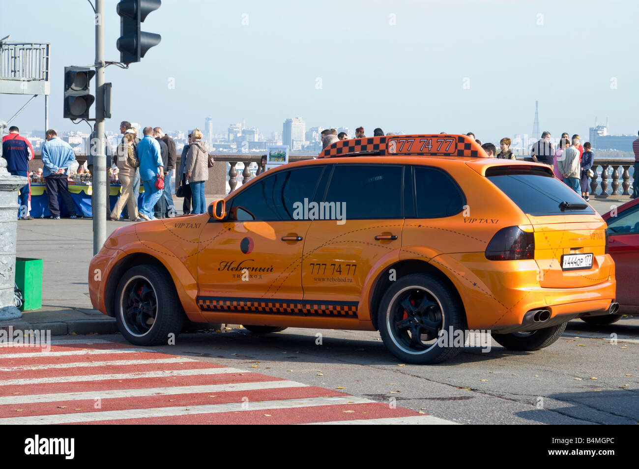 Porsche Cayenne as a VIP taxi in Moscow Stock Photo - Alamy