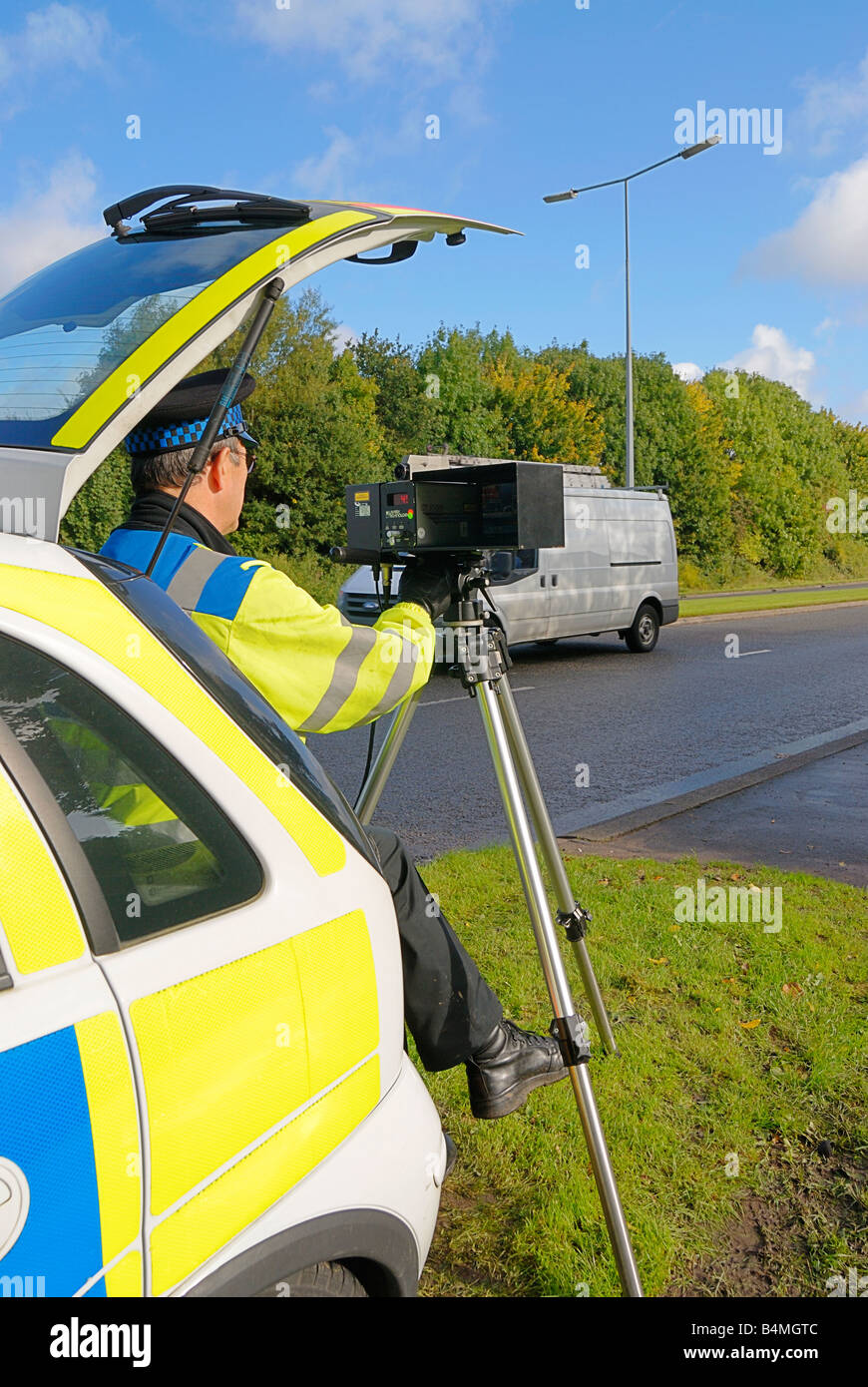 British traffic policeman operating a laser speed camera Stock Photo ...