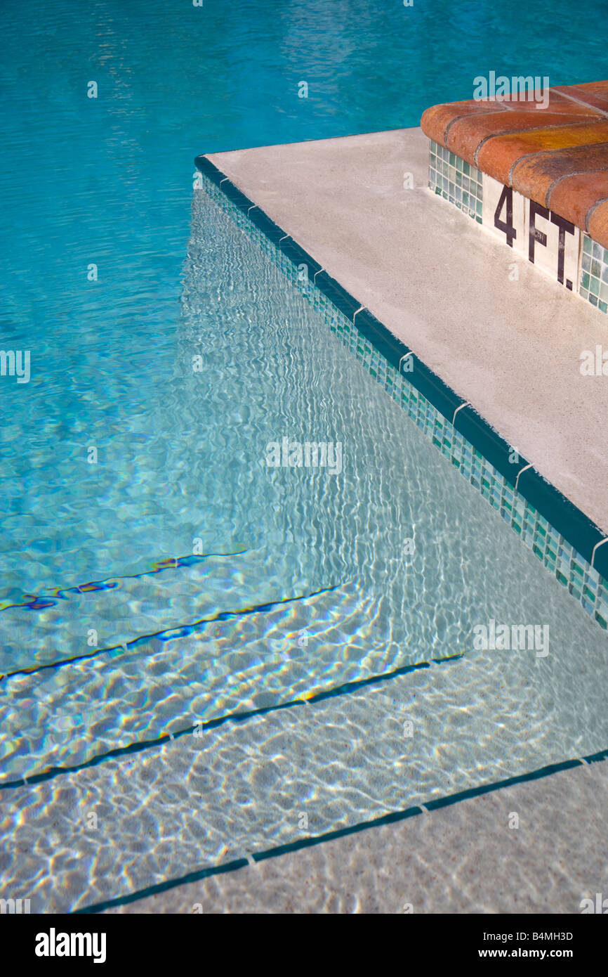 STEPS LEADING INTO AN OUTDOOR SWIMMIMG POOL Stock Photo - Alamy
