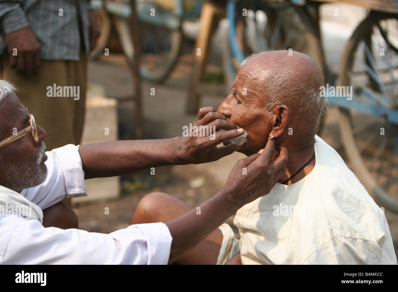 India Local people shaving at an outdoor barber Stock Photo - Alamy