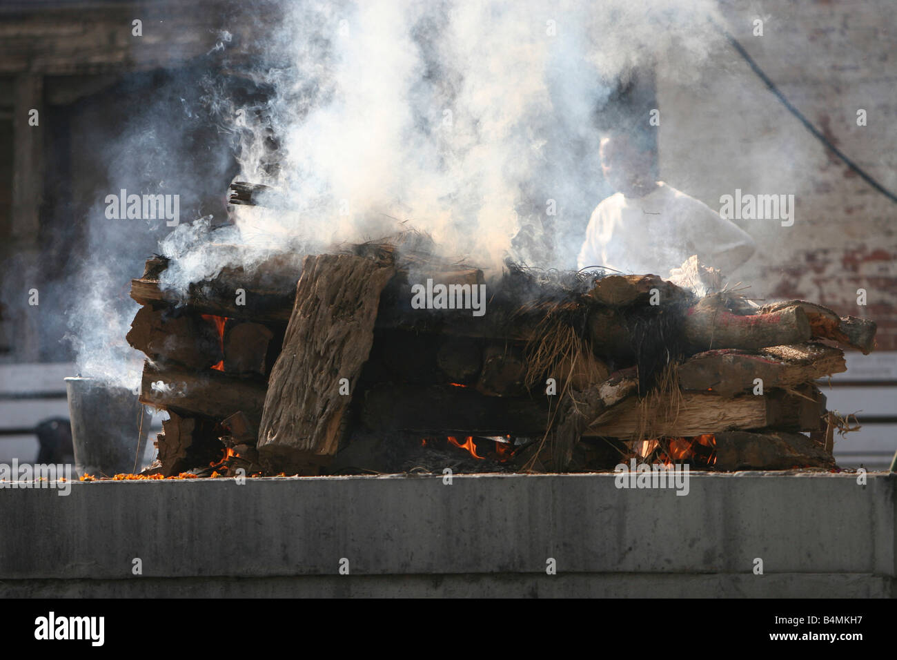 India cremation ceremony Stock Photo - Alamy