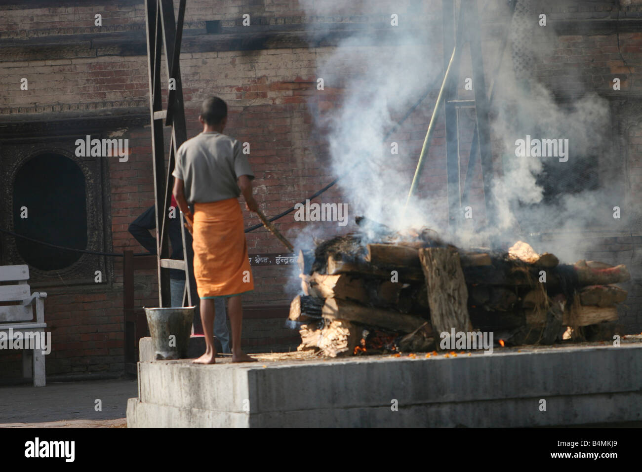 Indian pyre funeral ceremony hi-res stock photography and images - Alamy