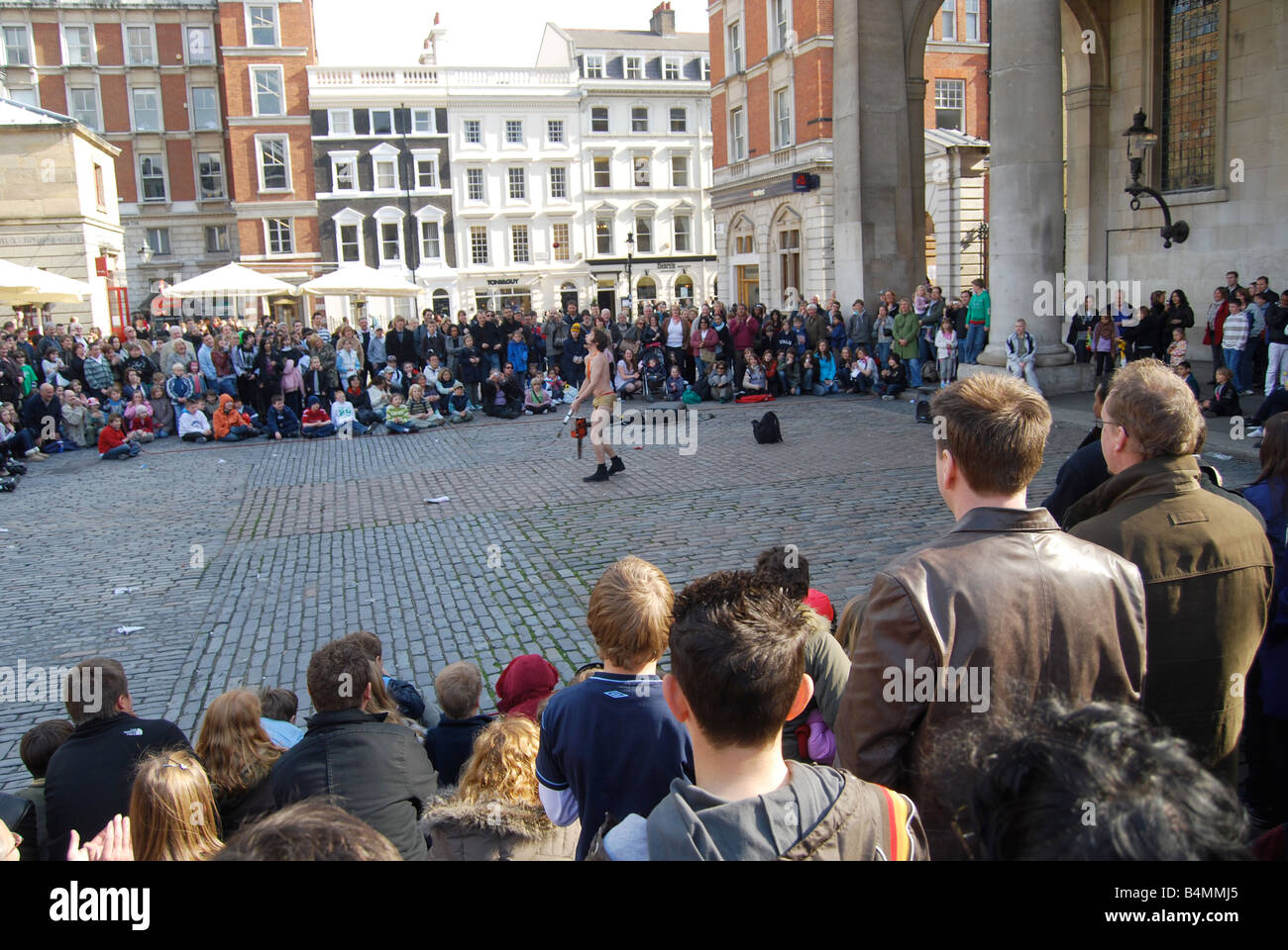Covent Garden Juggler audience Stock Photo - Alamy