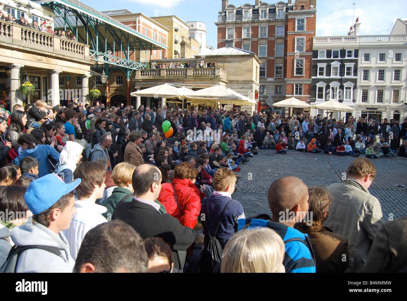 Covent Garden Piazza London audience Stock Photo - Alamy