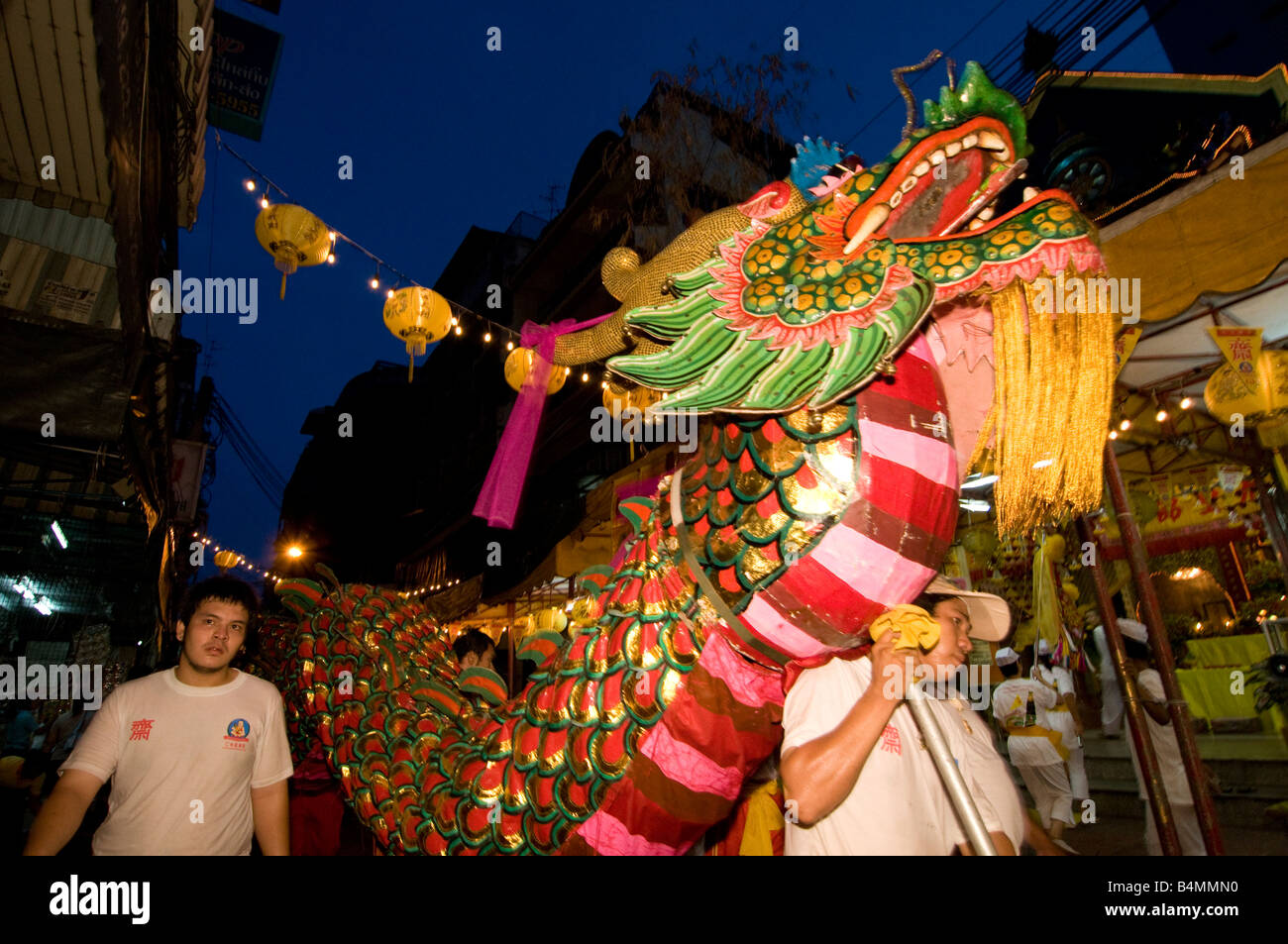 Dragon dance in Bangkok chinatown Stock Photo - Alamy