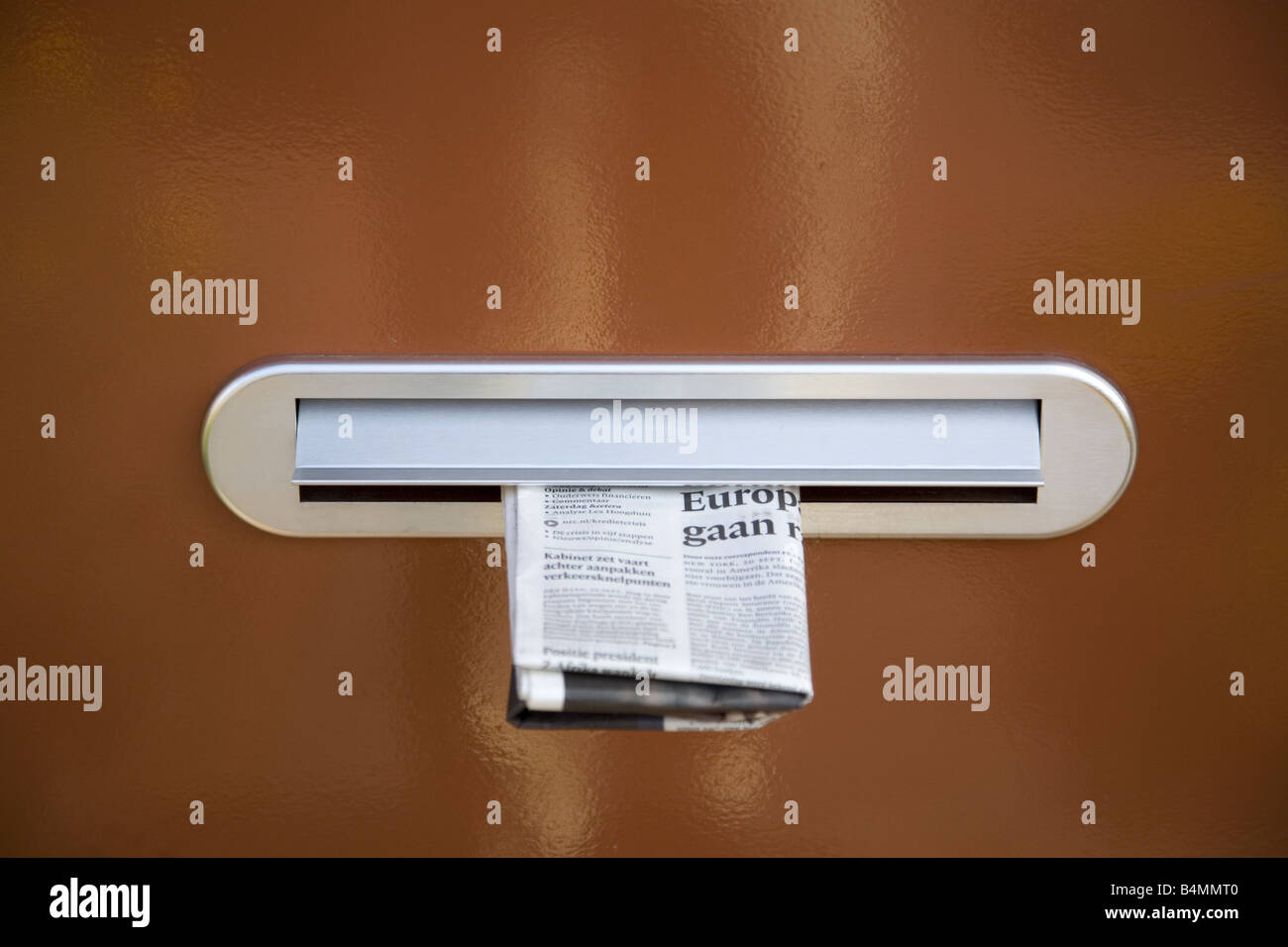 Letterbox red door hi-res stock photography and images - Alamy