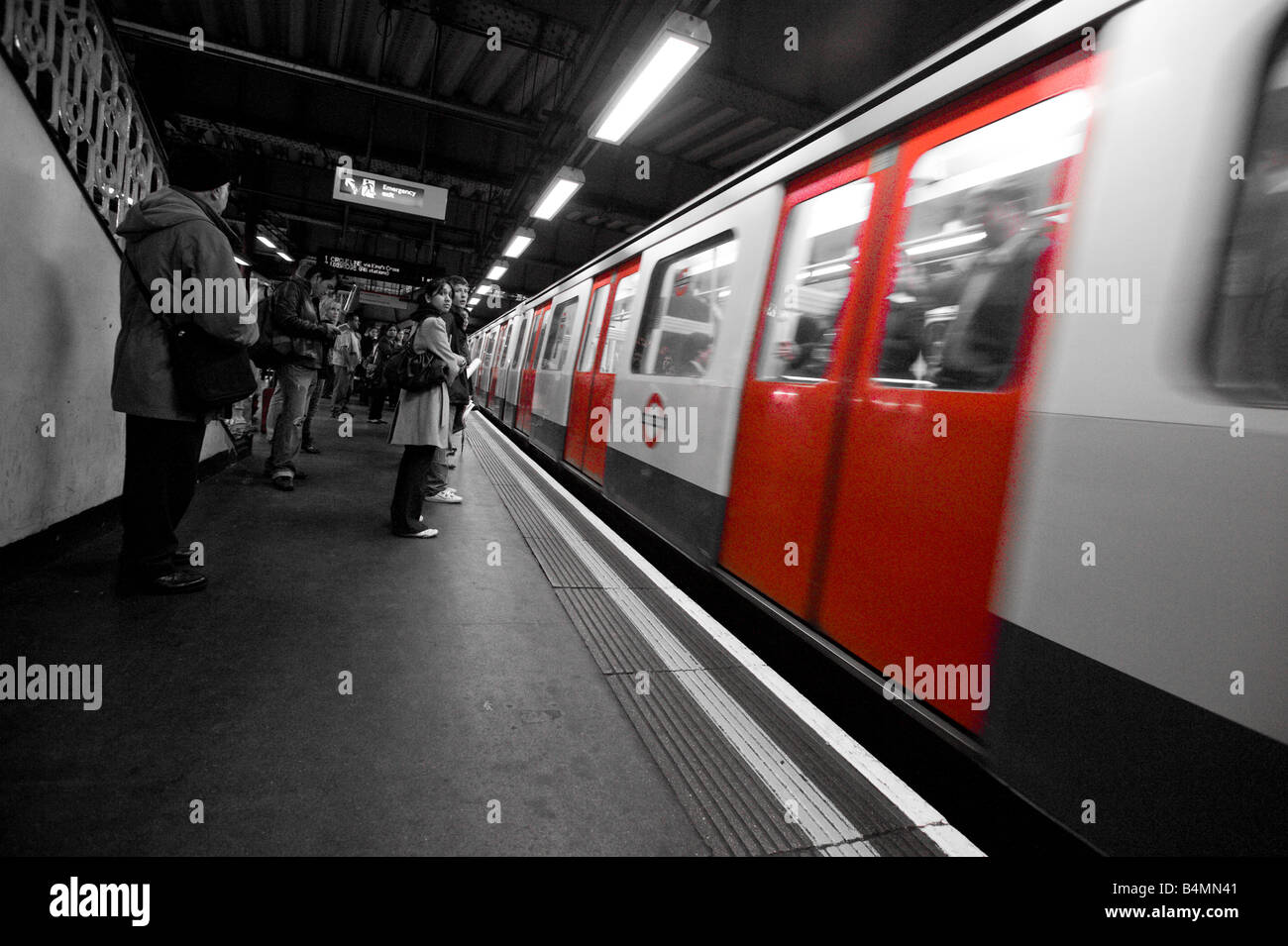 London underground platform doors hi-res stock photography and images ...