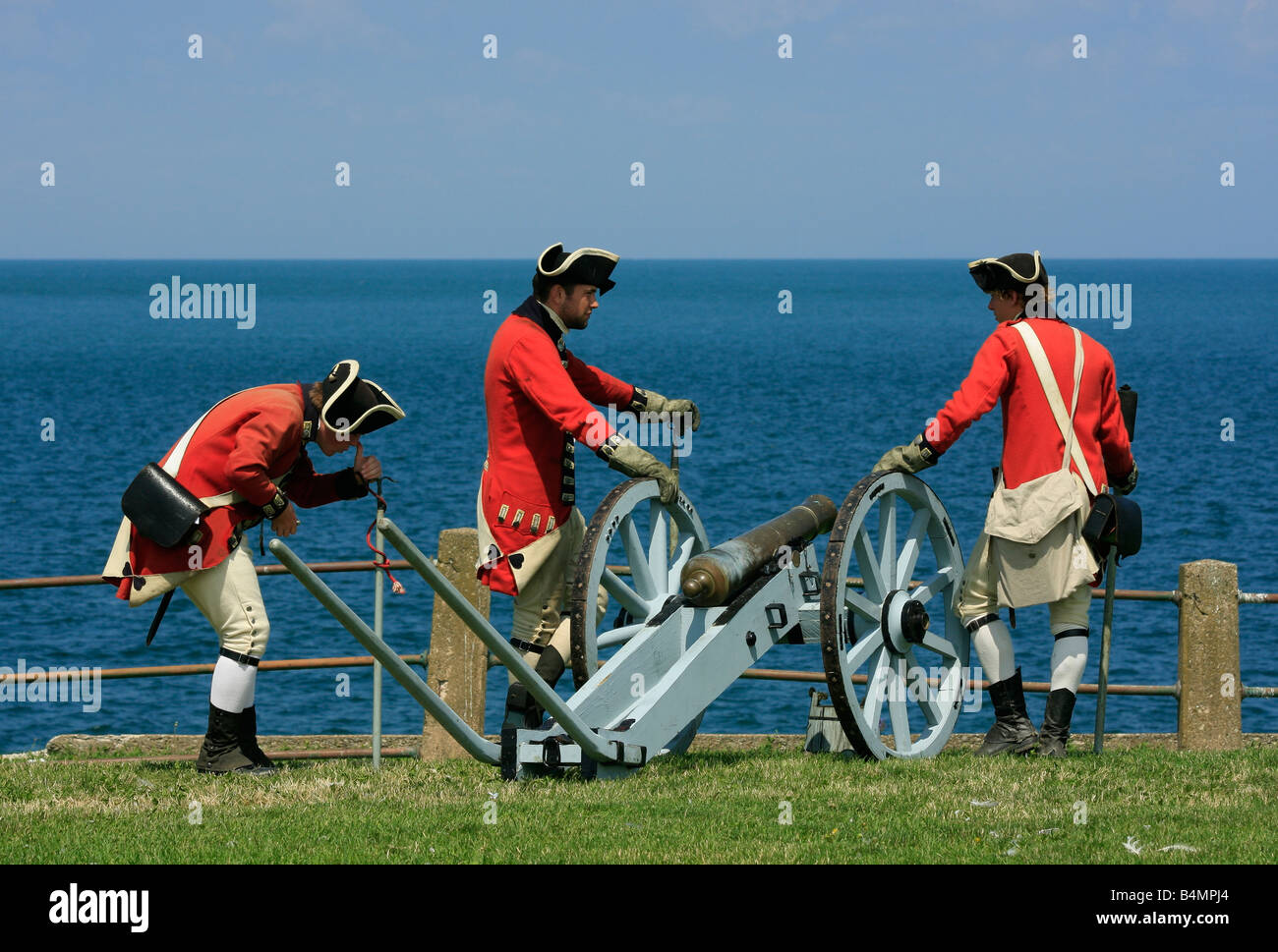 Firing cannon old soldiers hi-res stock photography and images - Alamy