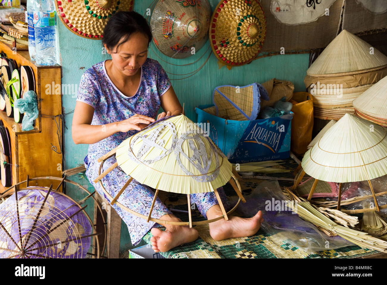 Straw hats making hi-res stock photography and images - Alamy