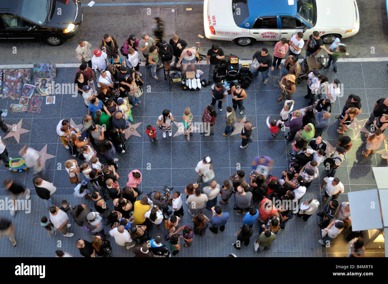 Street performers gather a crowd on the sidewalk of Hollywood Boulevard ...