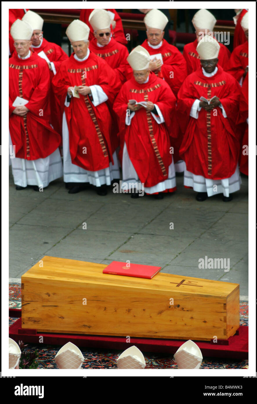 Coffin pope john paul ii hi-res stock photography and images - Alamy