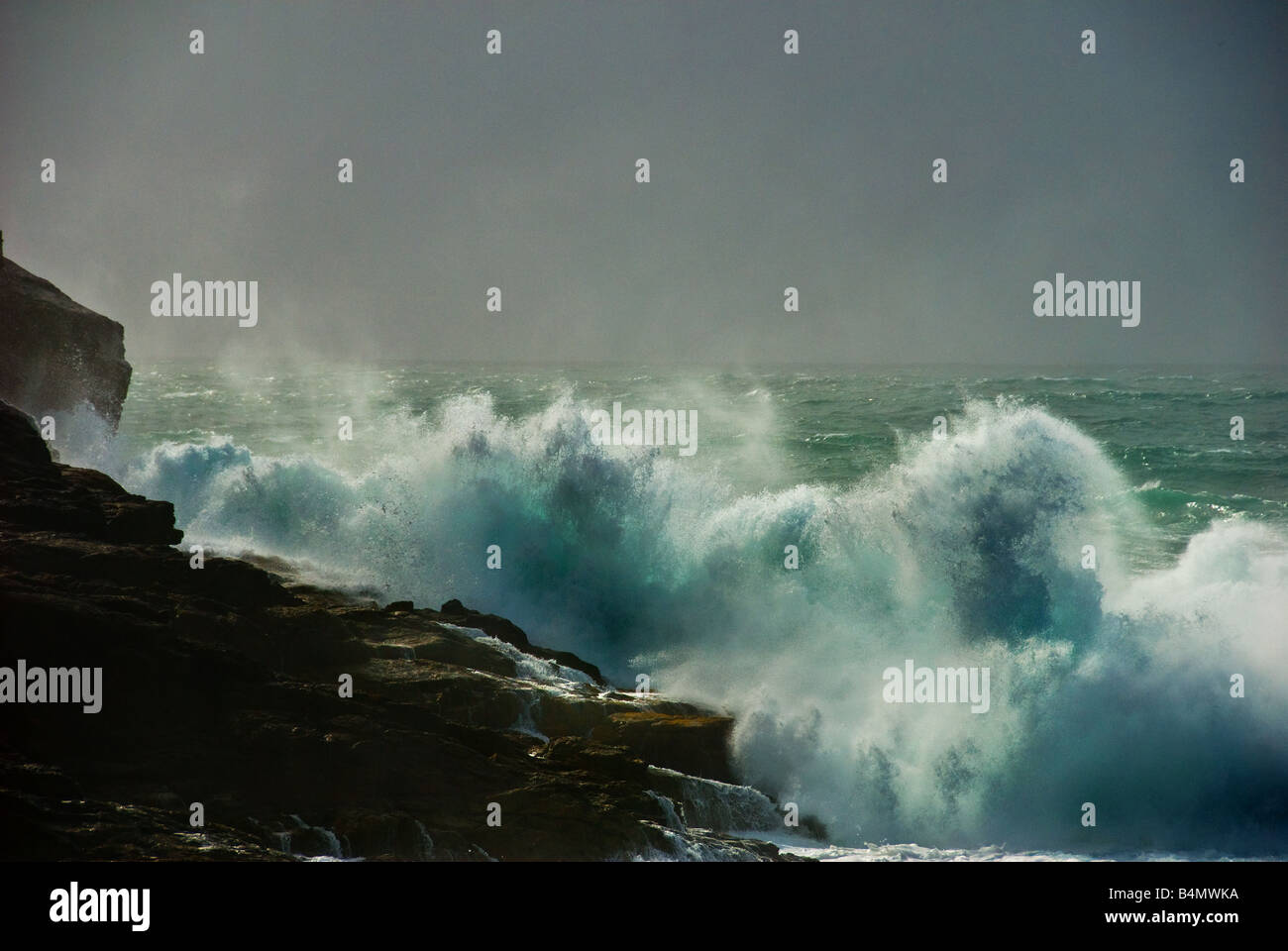Wave crashing hi-res stock photography and images - Alamy