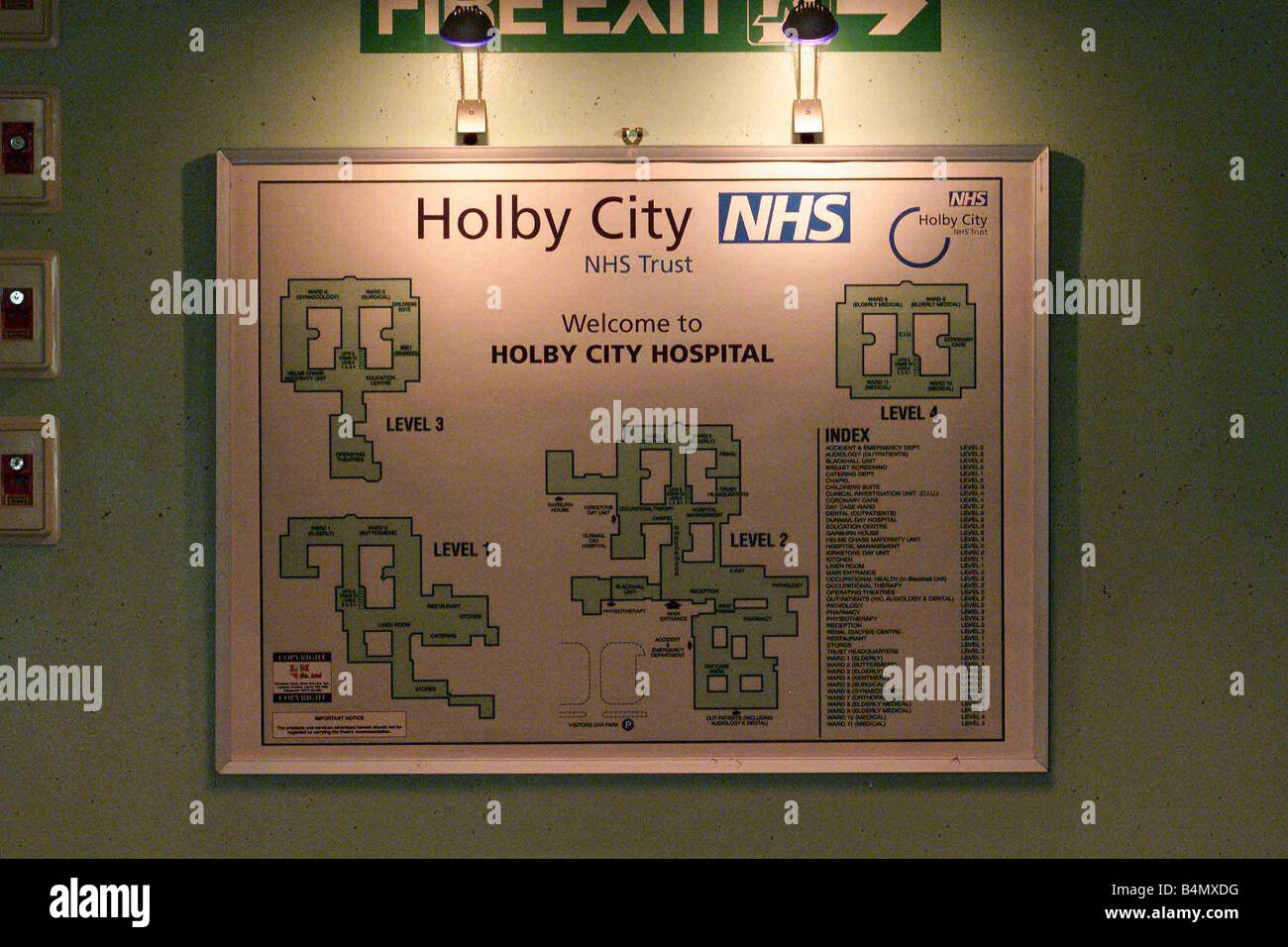 TV Programme Casualty August 2002 Behind The Scenes At Casualty Stock tv-programme-casualty-august-2002-behind-the-scenes-at-casualty-stock