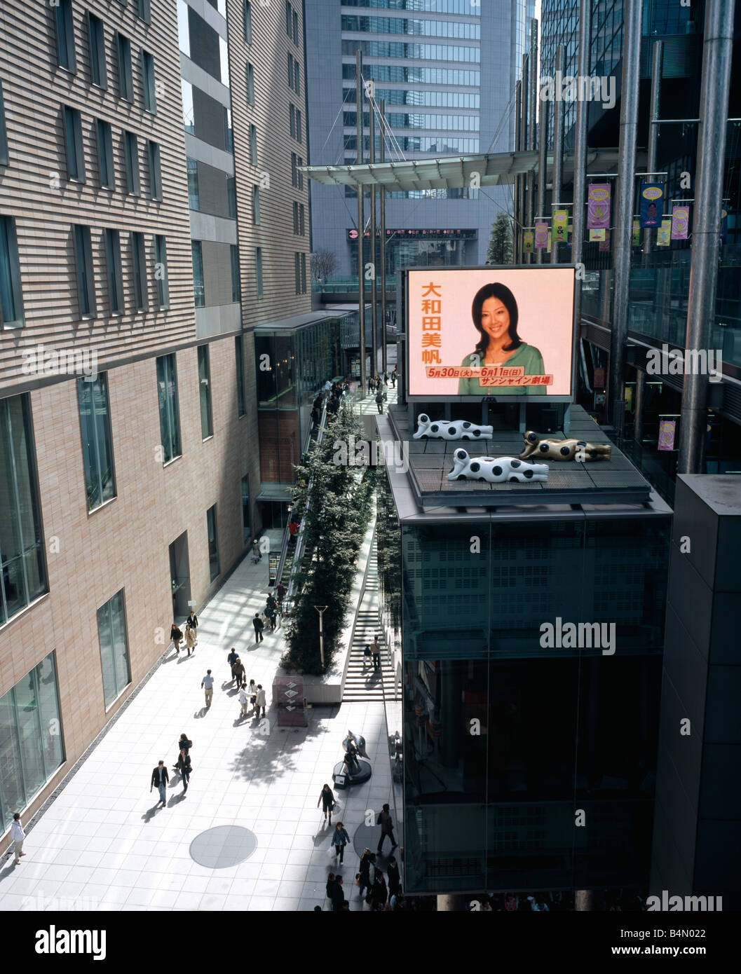 Giant television screen hi-res stock photography and images - Alamy