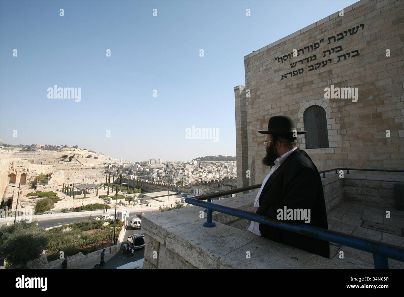 A Jewish man at the Western wailing wall in Jerusalem Stock Photo - Alamy