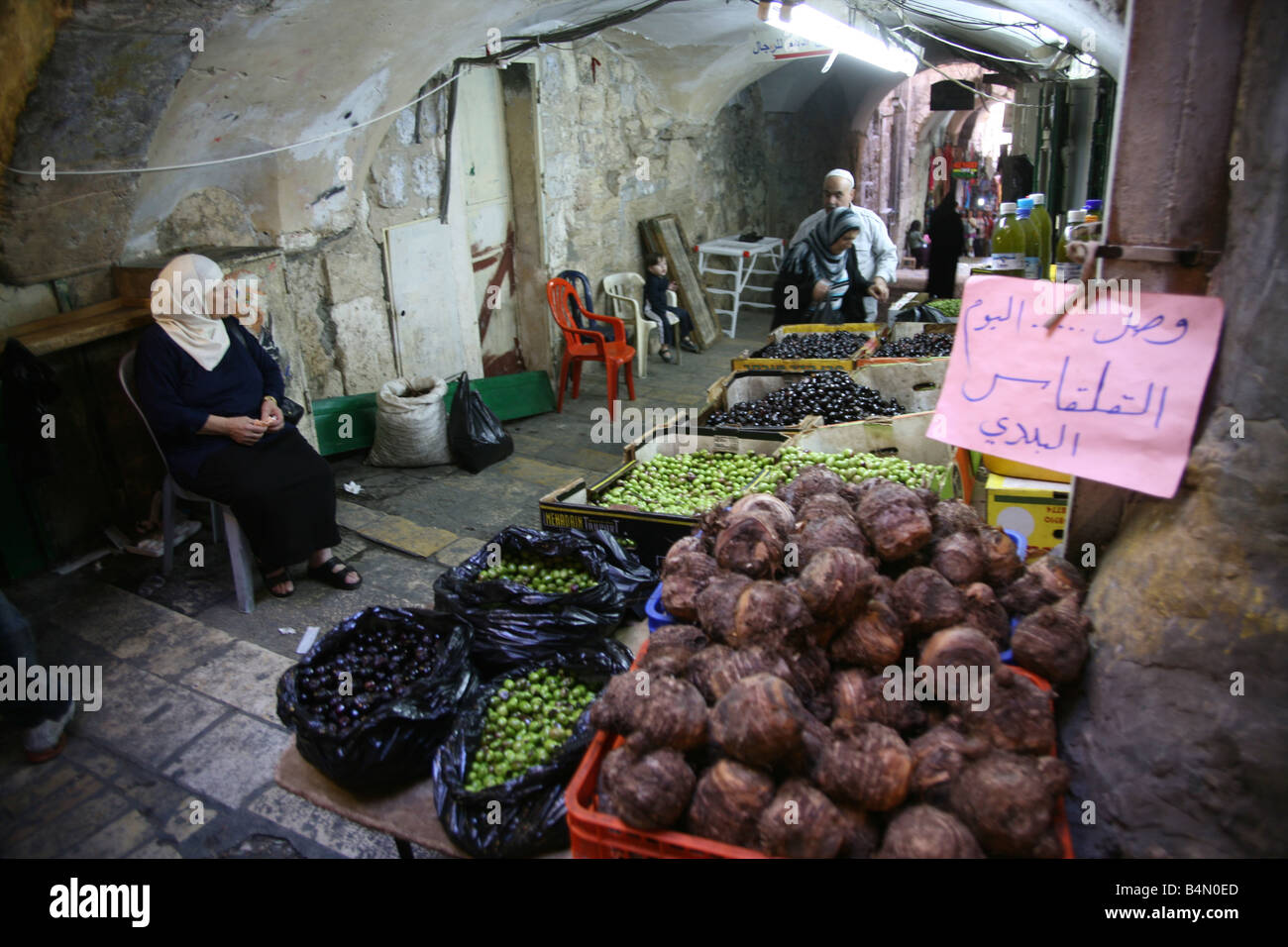 Market buying selling booths stalls hi-res stock photography and images ...