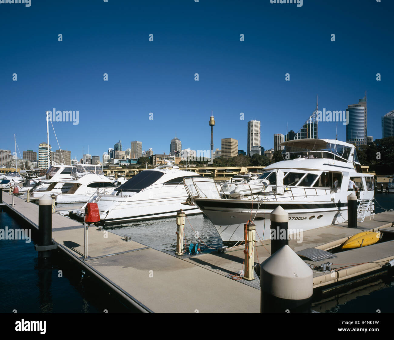 Yachts at the Finger Bay in Woolloomooloo Bay and the Sydney Skyline ...
