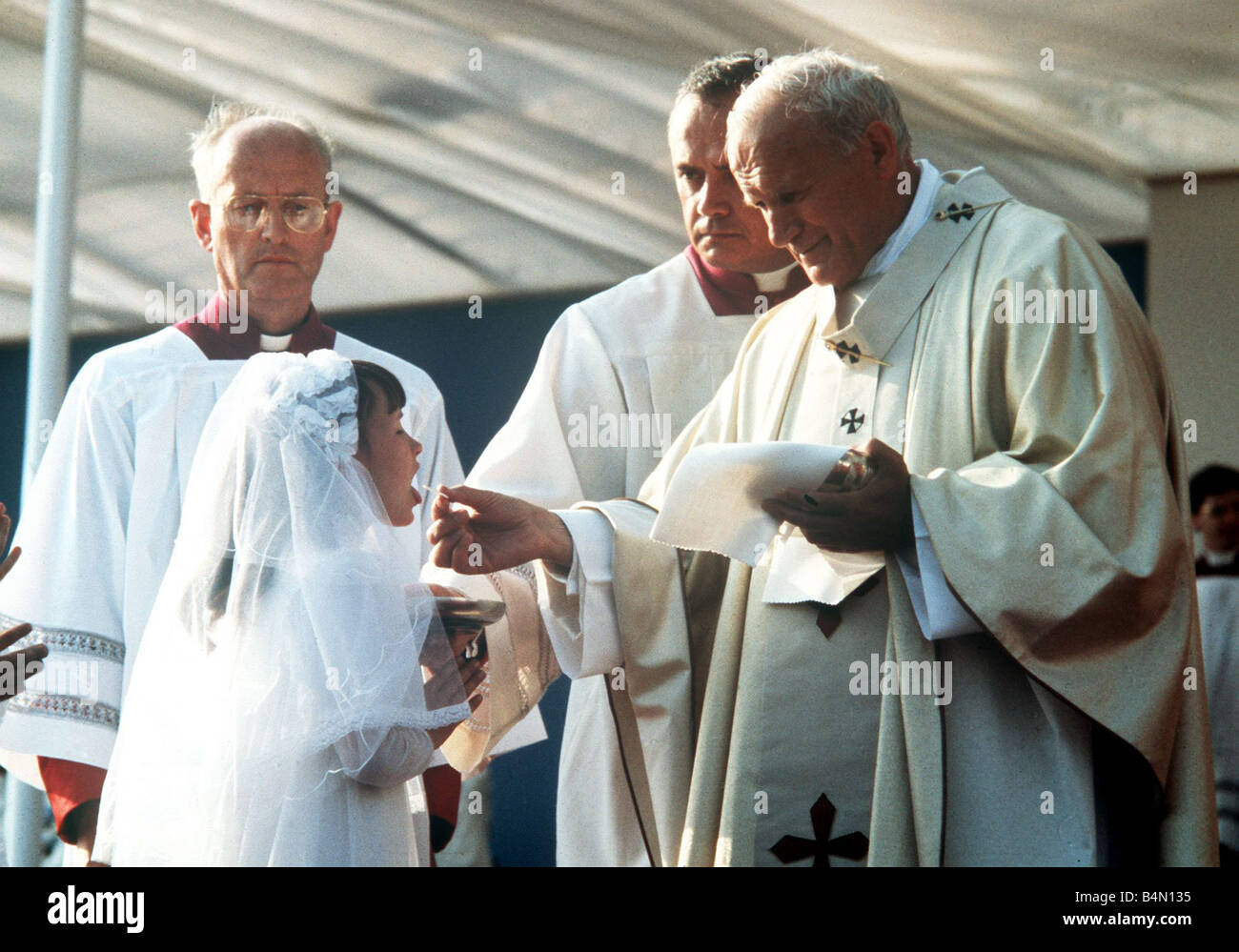 Pope John Paul II giving Holy Communion at Bellahouston Park in Glasgow ...