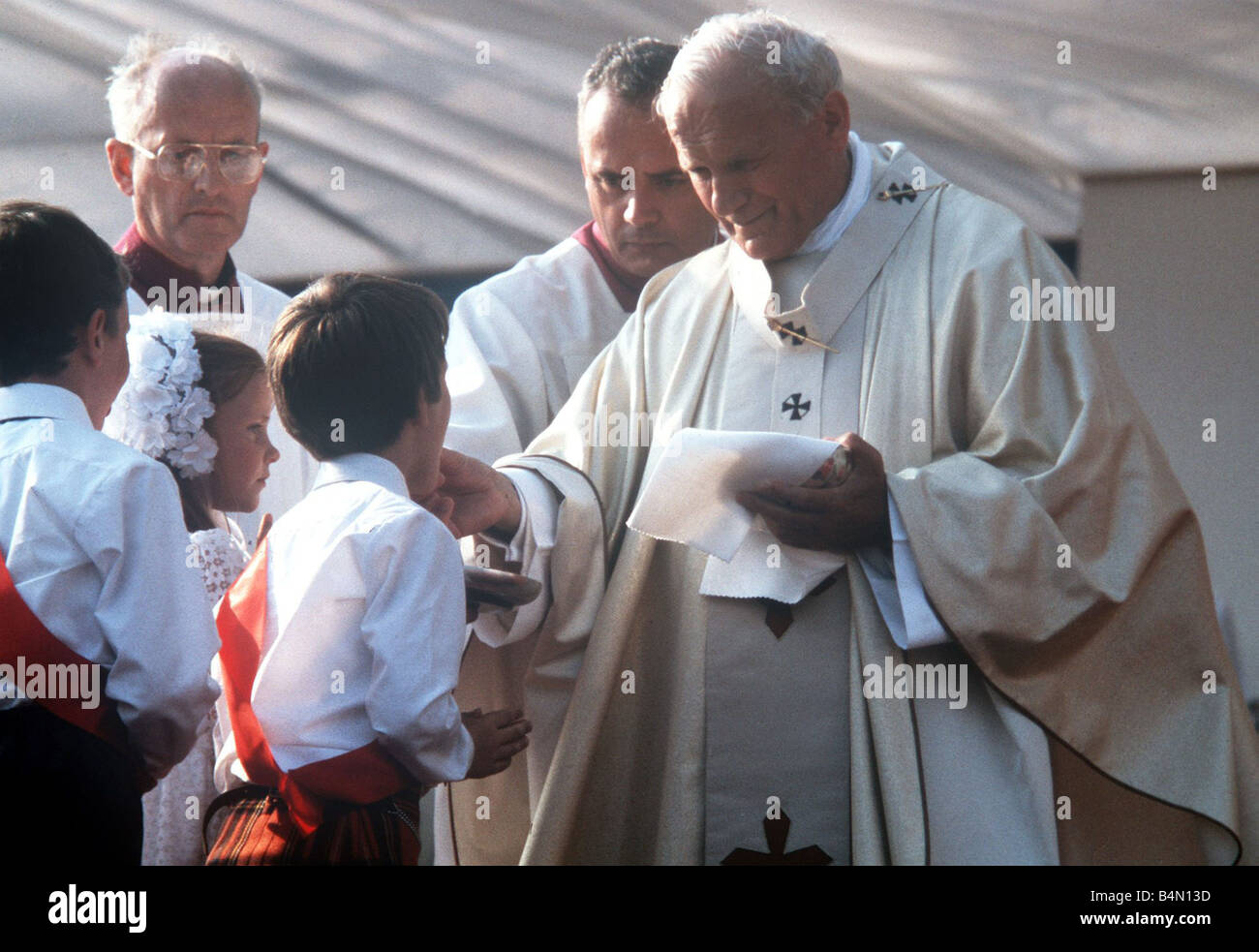 Pope John Paul II gives Holy Communion at Bellahouston Park in Glasgow ...
