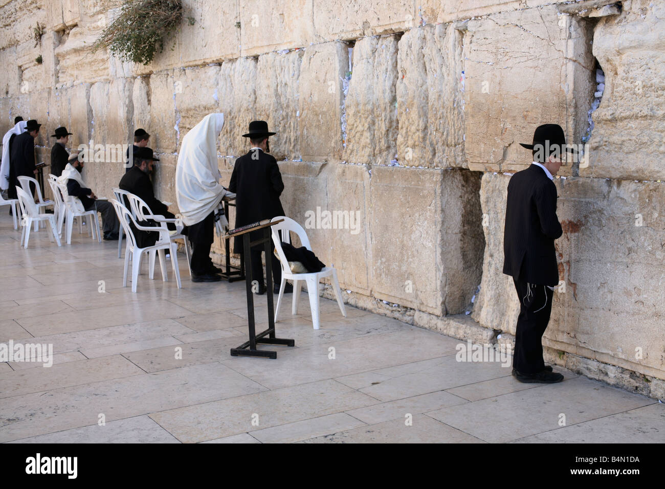 Jewish men gathered at the Western wailing wall in Jerusalem Stock ...