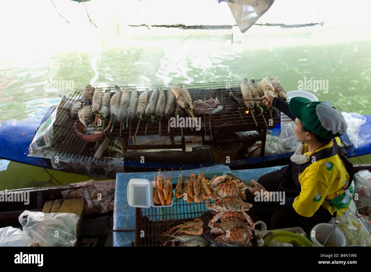 Floating Kitchen at Taling Chan Floating Market Stock Photo - Alamy
