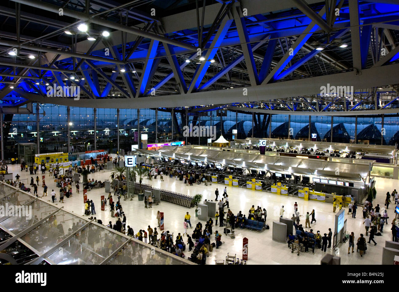 Departure level check in hi-res stock photography and images - Alamy