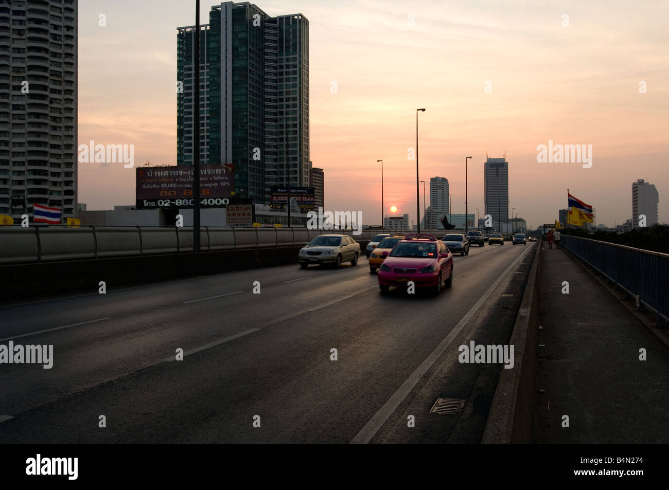 Setting Sun on Taksin Bridge across the Chao Phraya River Stock Photo ...