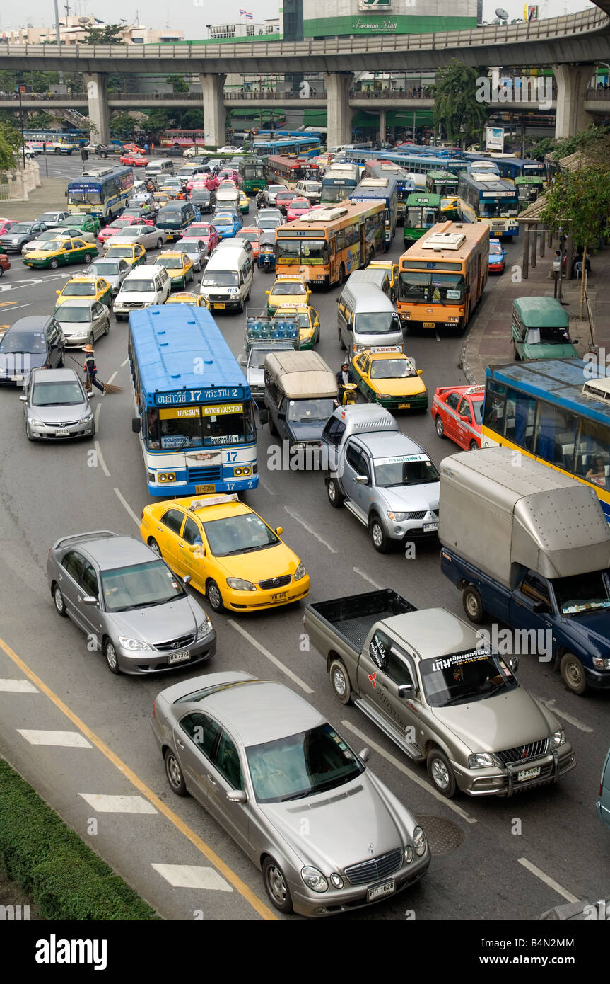 Noon Traffic at Victory Monument Stock Photo - Alamy