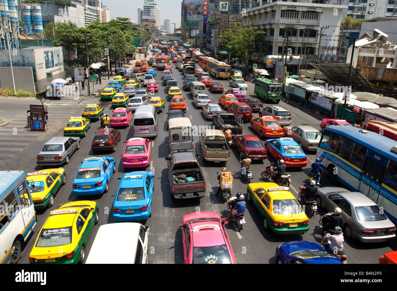Late Morning Traffic on Th Rachadamri Stock Photo - Alamy