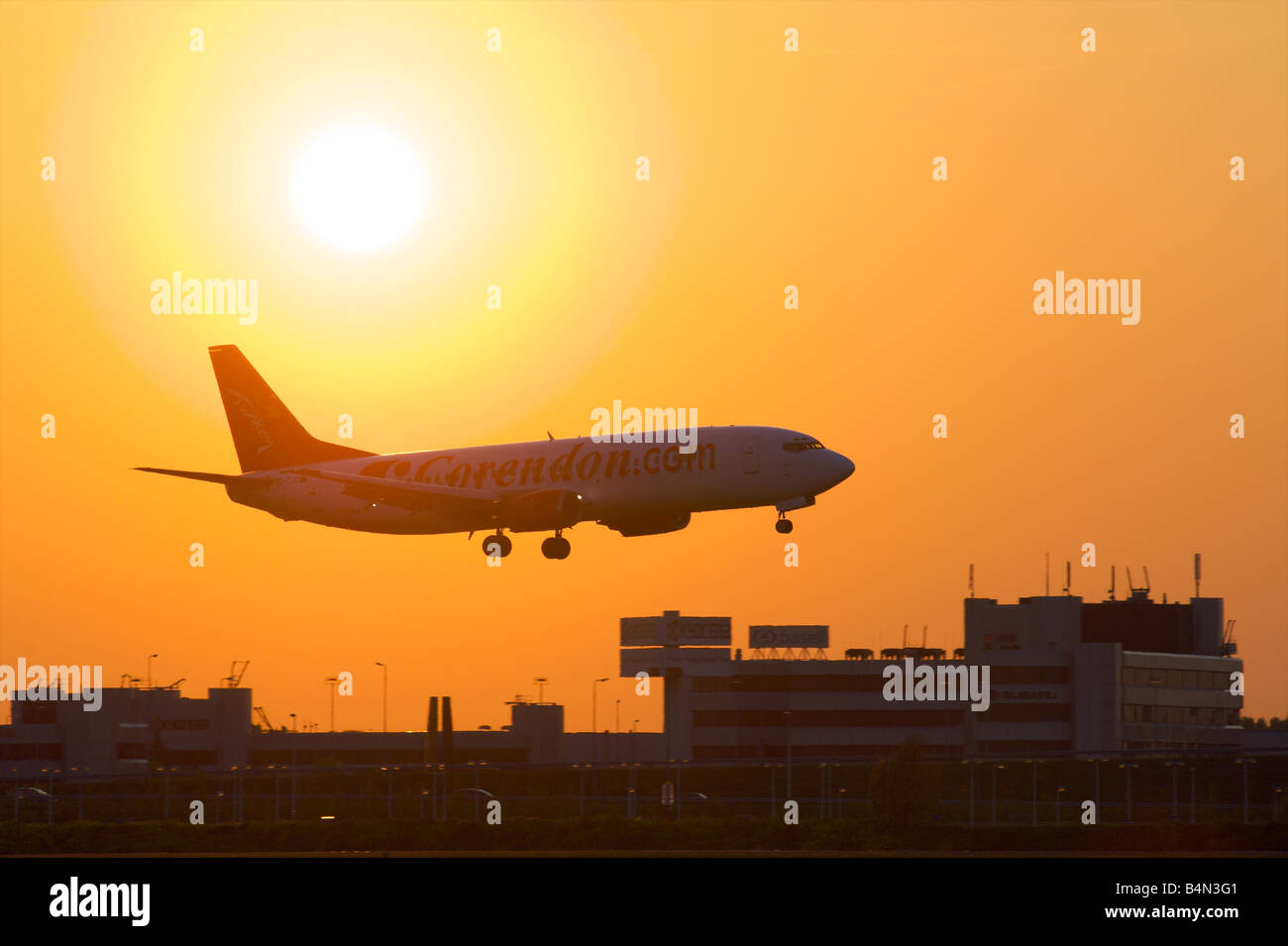 Descending airplane hi-res stock photography and images - Alamy