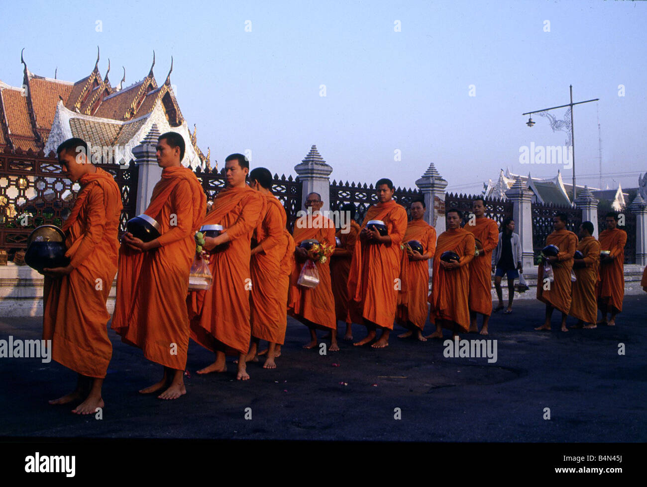 Monks begging at dawn at the Bangkok Marble Temple Stock Photo - Alamy