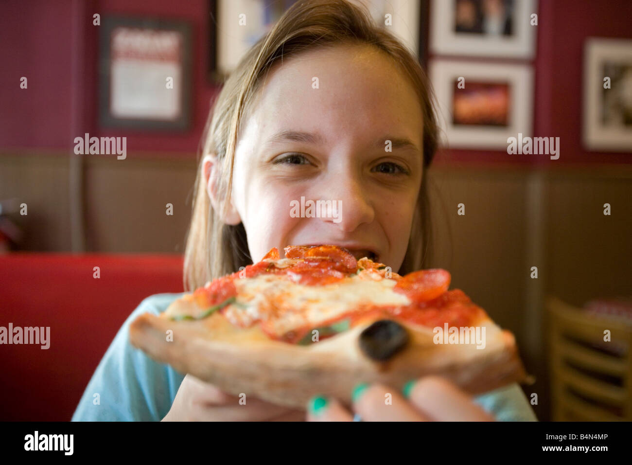 Girl eats pizza slice hi-res stock photography and images - Alamy