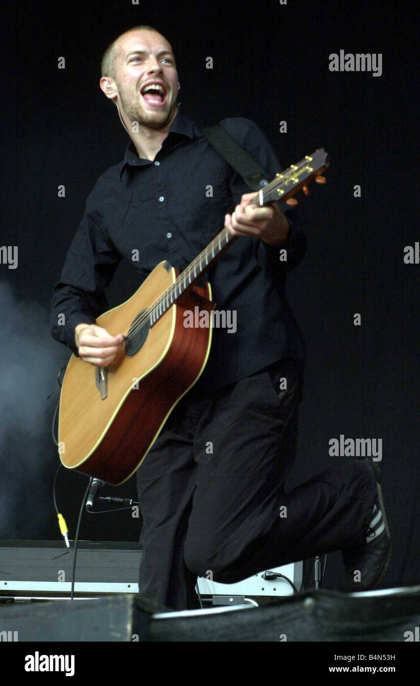 Chris Martin on stage at T in the Park July 2001 Stock Photo - Alamy