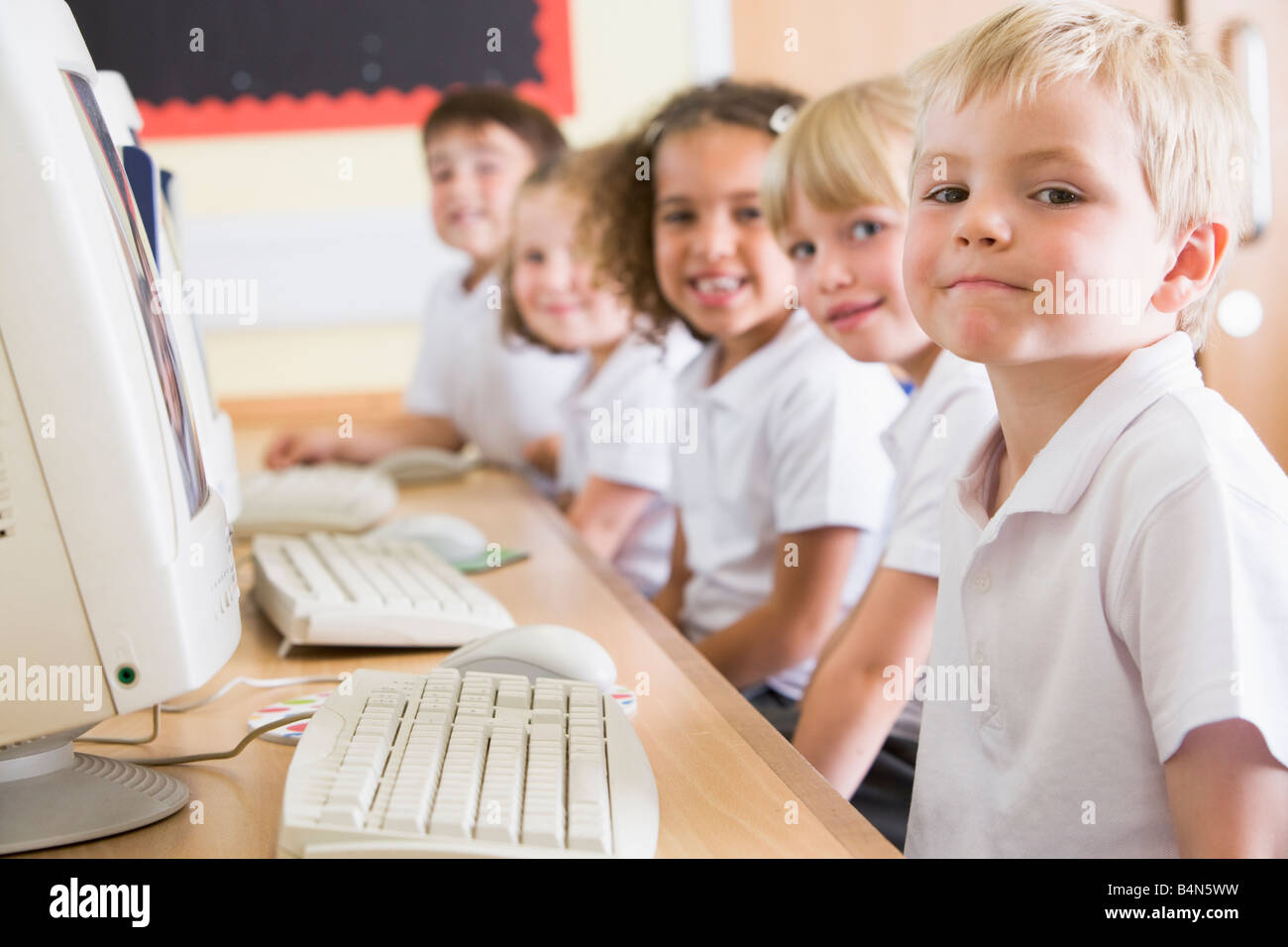 Elementary school students using computers hi-res stock photography and ...