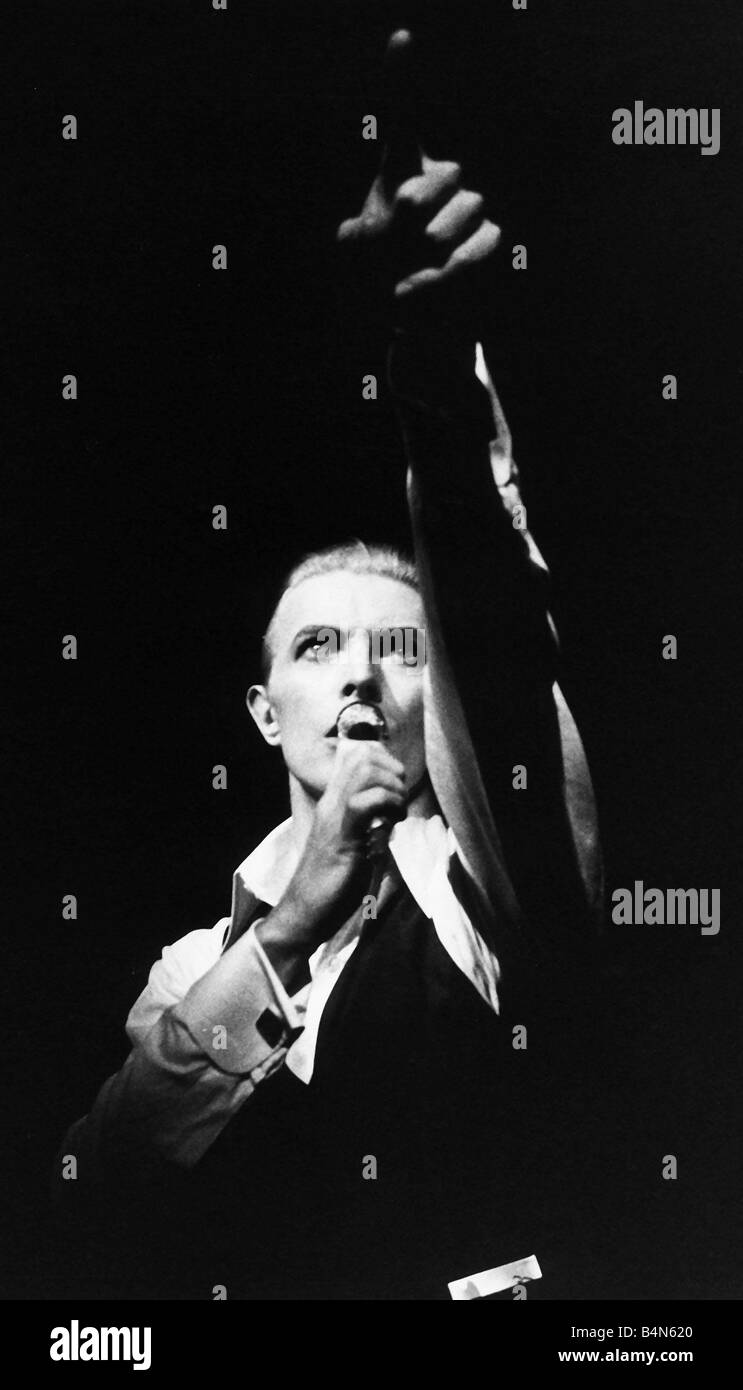 David Bowie pop singer on stage 1976 Stock Photo - Alamy