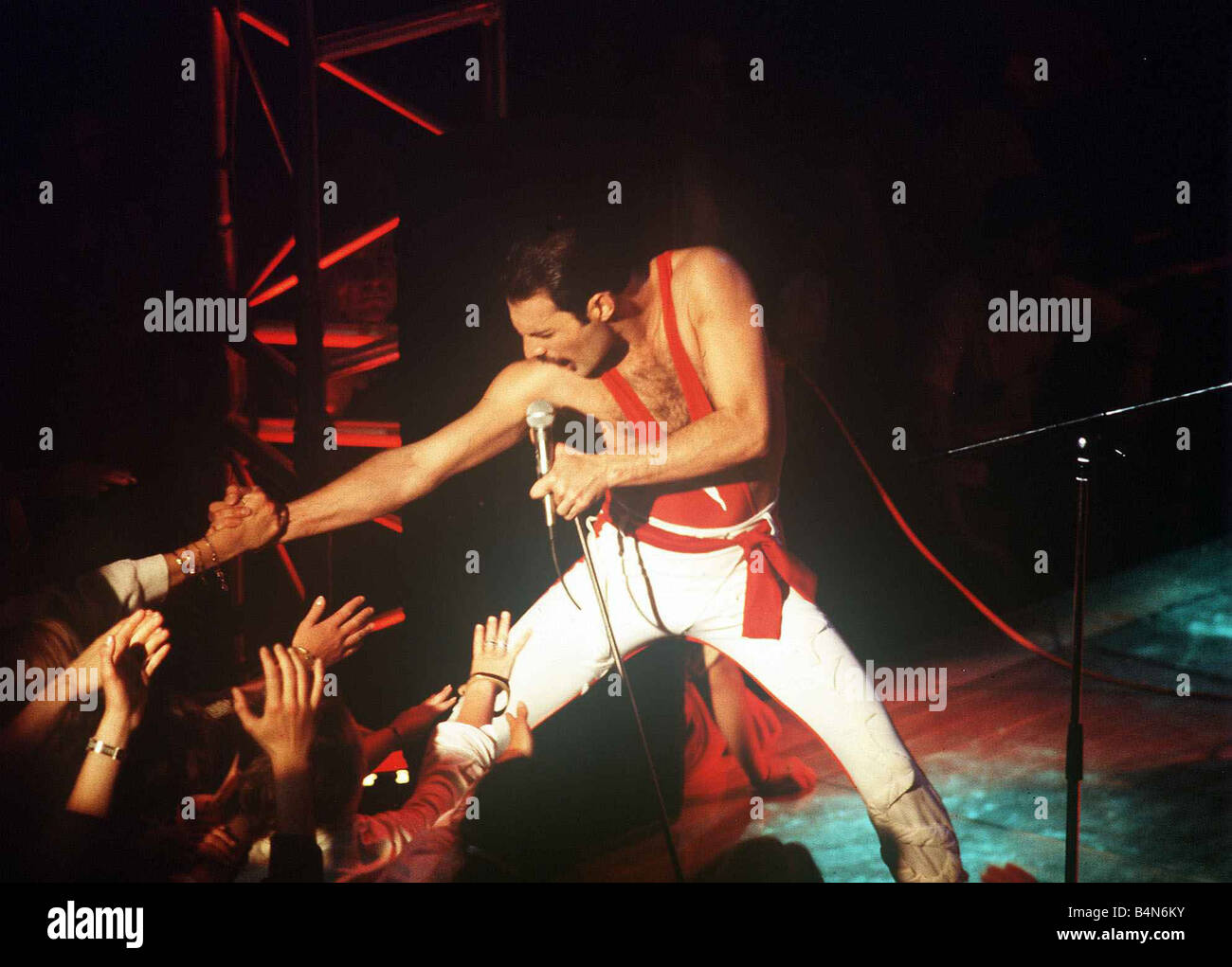Freddie mercury on stage hi-res stock photography and images - Alamy