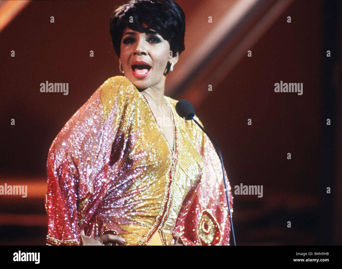 Shirley bassey hi-res stock photography and images - Alamy