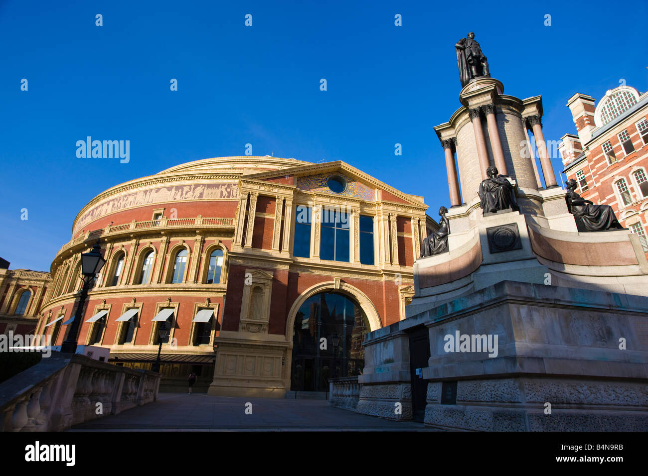 Royal albert hall exterior hi-res stock photography and images - Alamy