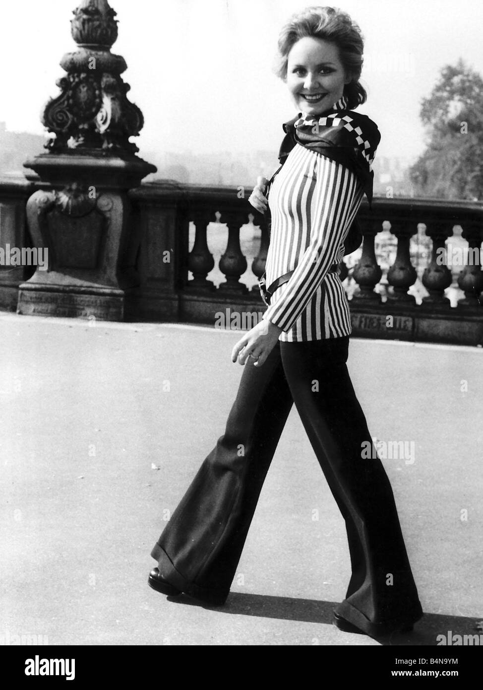 Lulu pop singer october 1972 Black and White Stock Photos & Images - Alamy