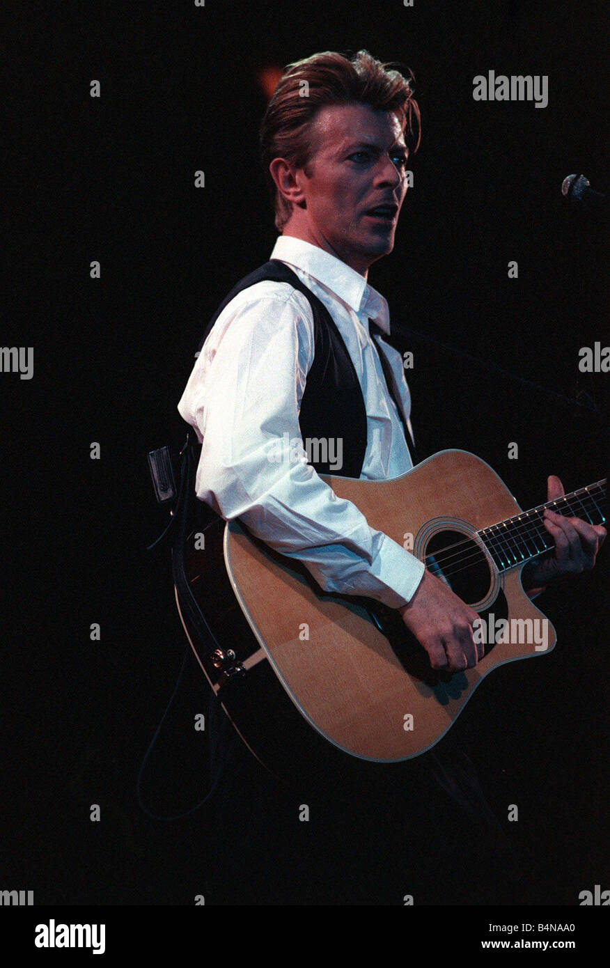 David bowie guitar hi-res stock photography and images - Alamy