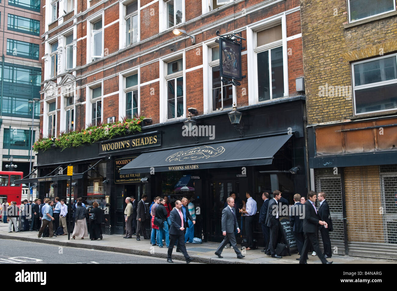 Pub outside hi-res stock photography and images - Alamy