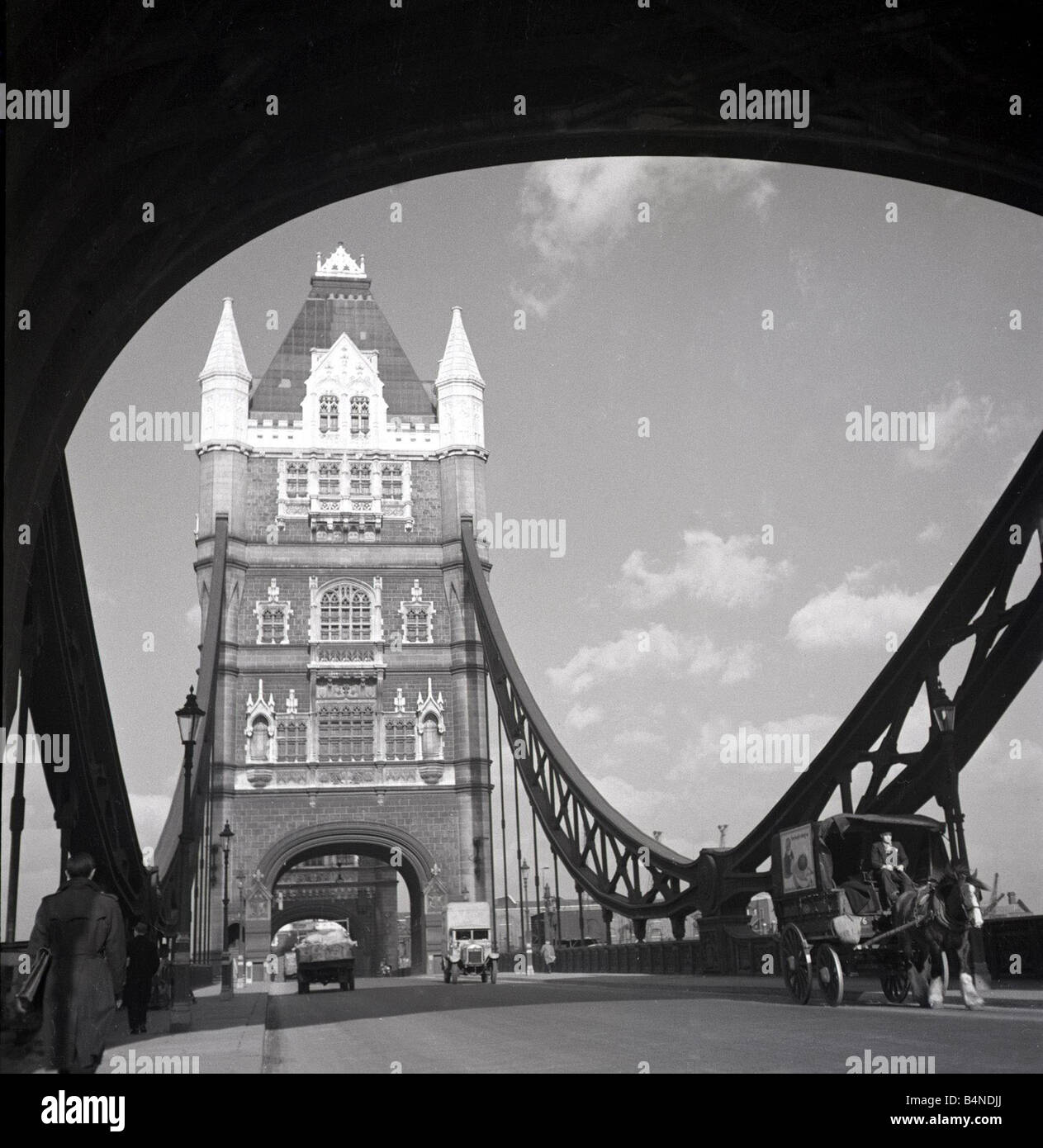 Traffic crossing Tower Bridge circa 1945 Stock Photo - Alamy