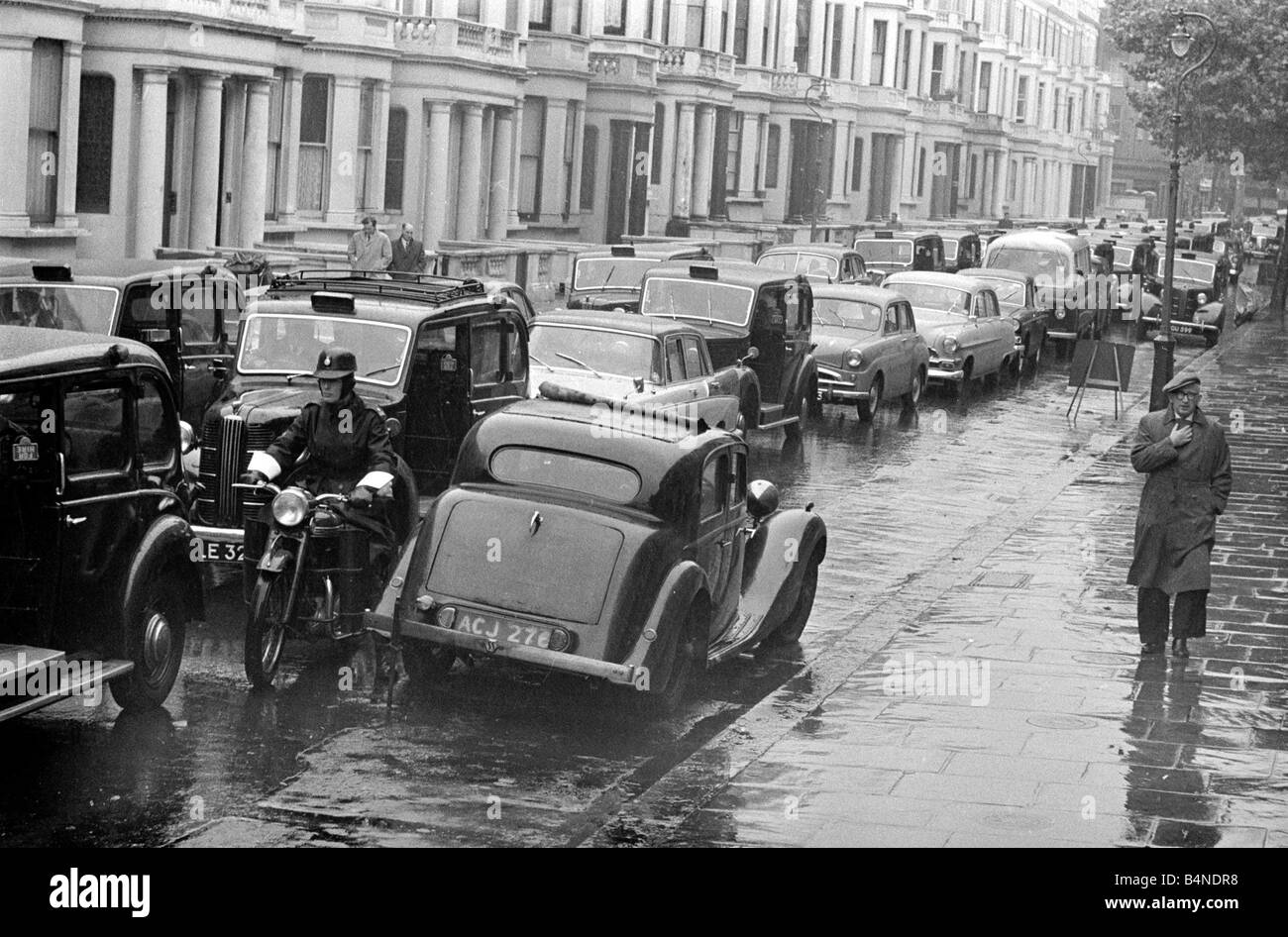 London 1950s Street Scene In Stock Photos & London 1950s Street Scene ...