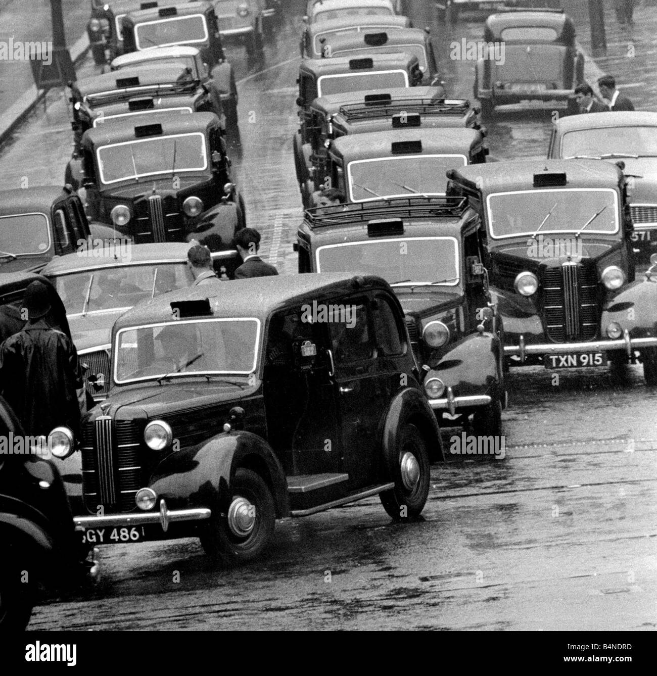 Congestion around a wet Earls Court in London where the 1959 Motor Show ...
