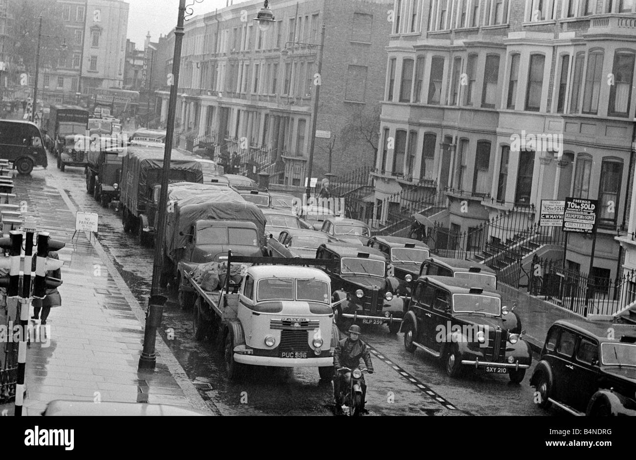 Congestion around a wet Earls Court in London where the 1959 Motor Show ...