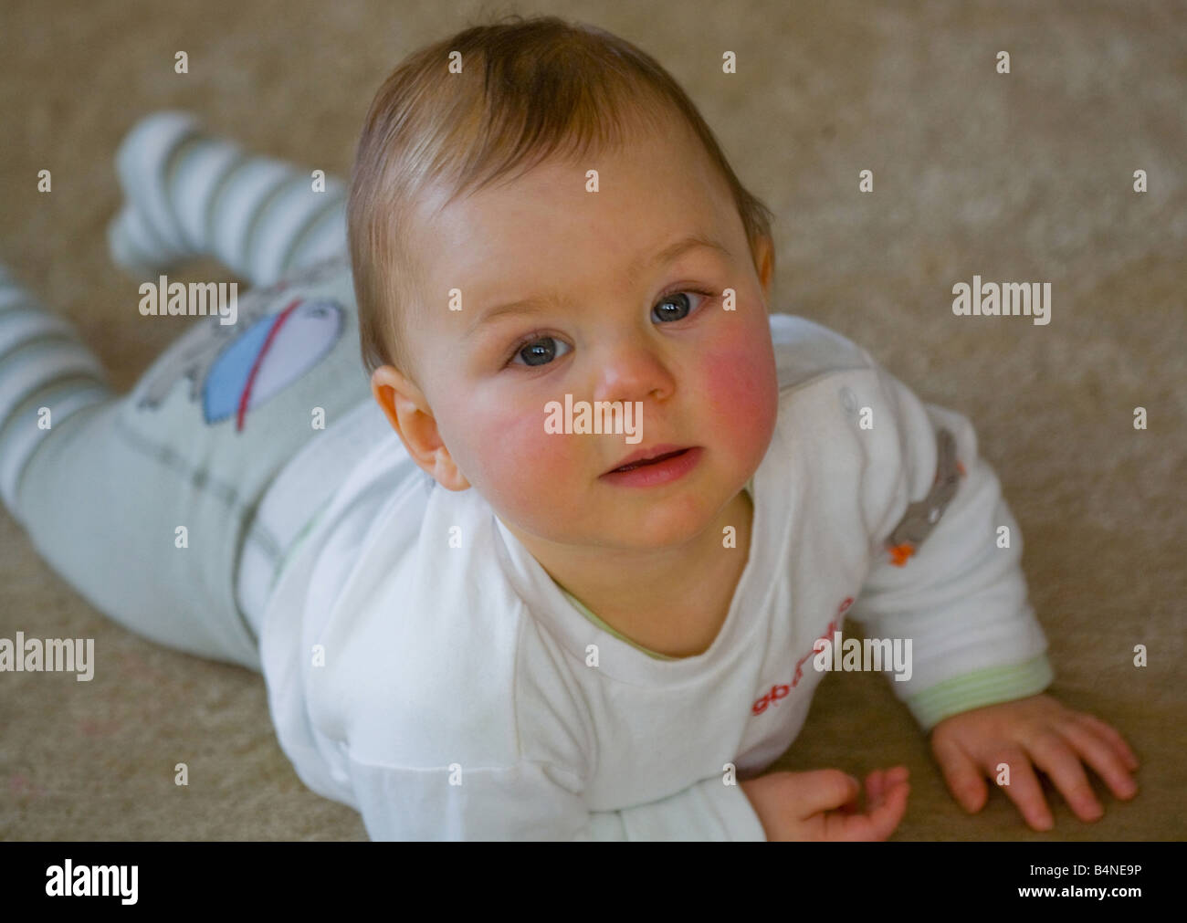 Haare spielend hi-res stock photography and images - Alamy