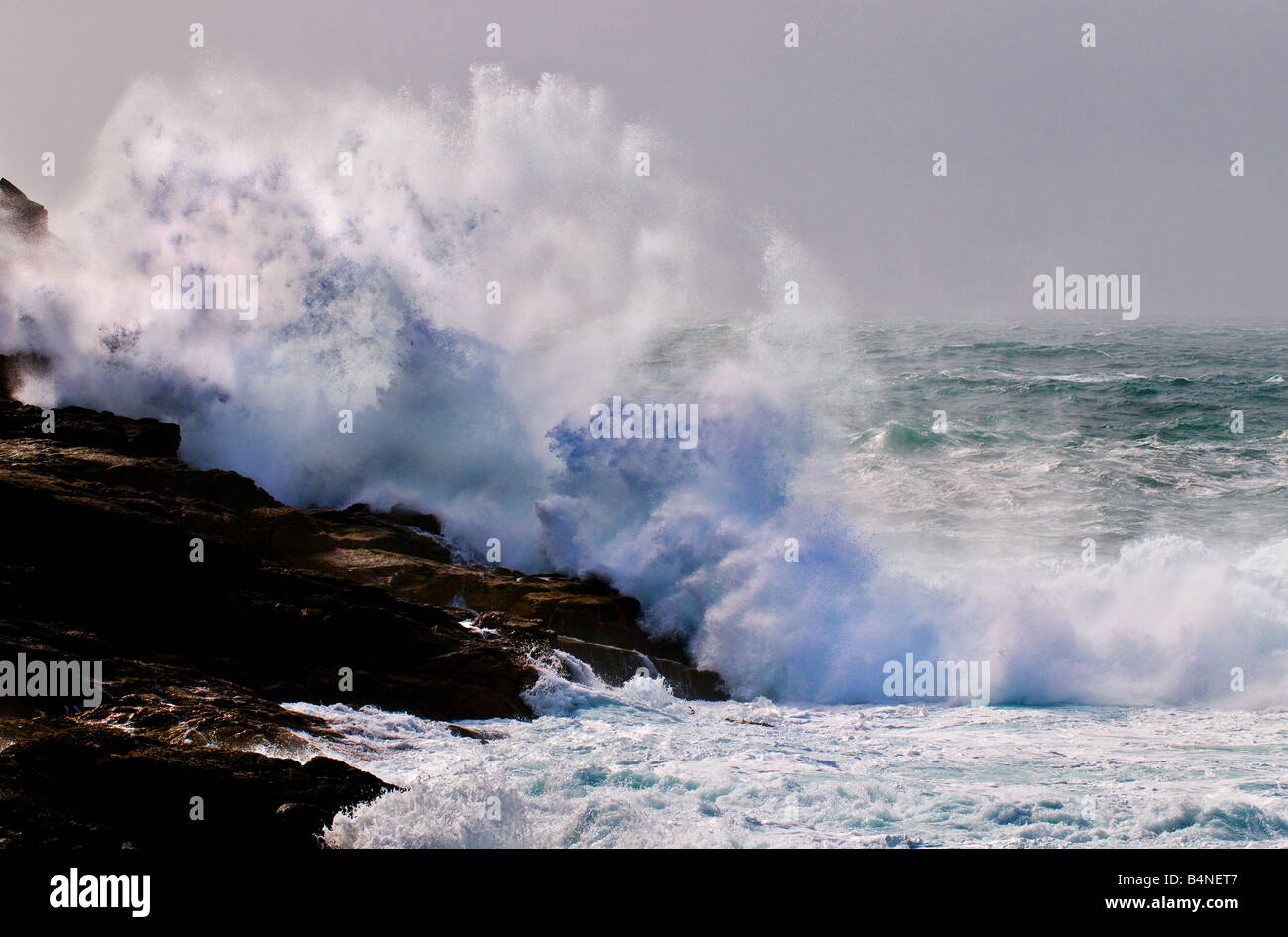 Wave crashes into rocks hi-res stock photography and images - Alamy