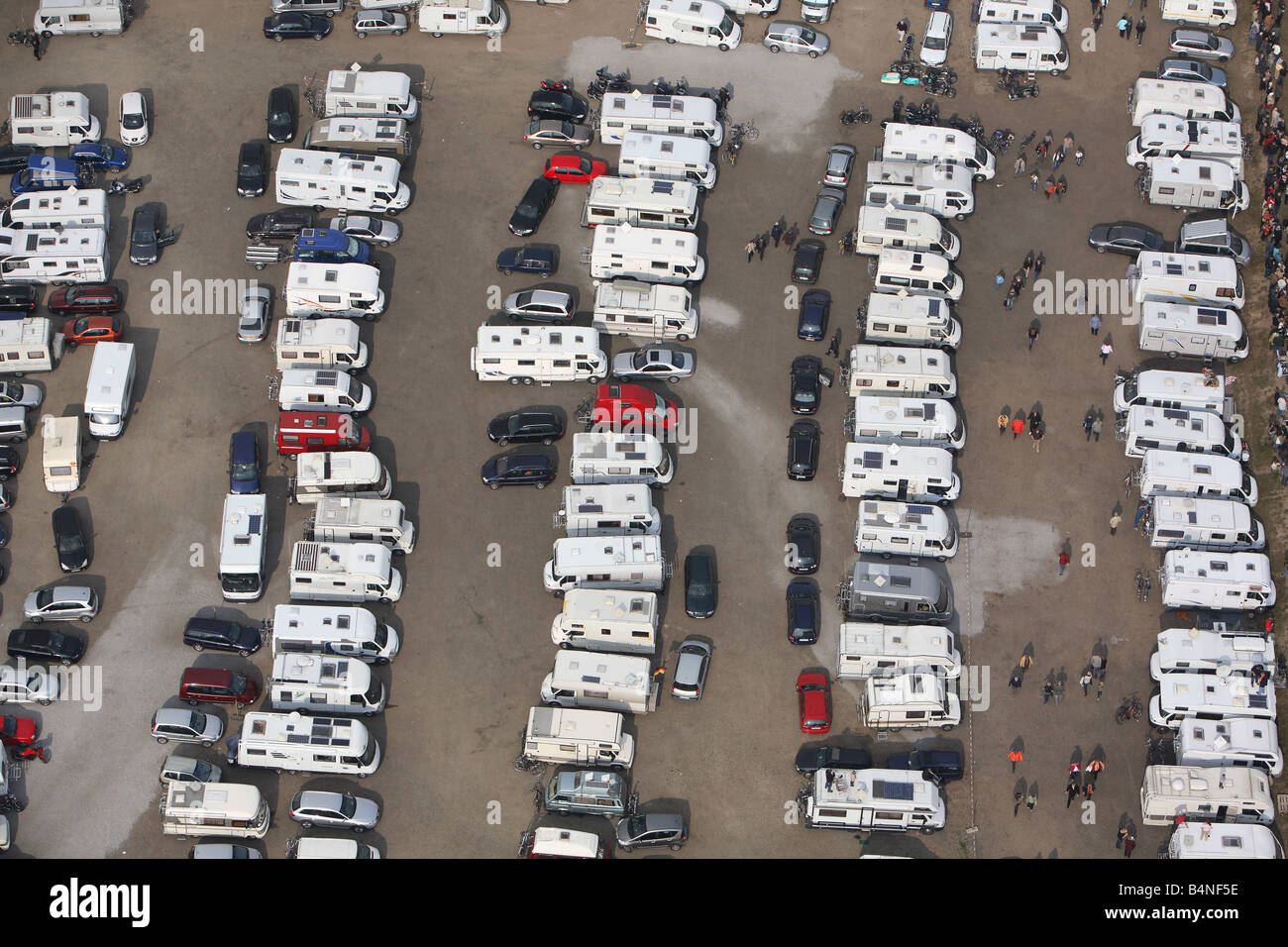 Aerial view of motorhomes and caravans parked close together in a dusty ...