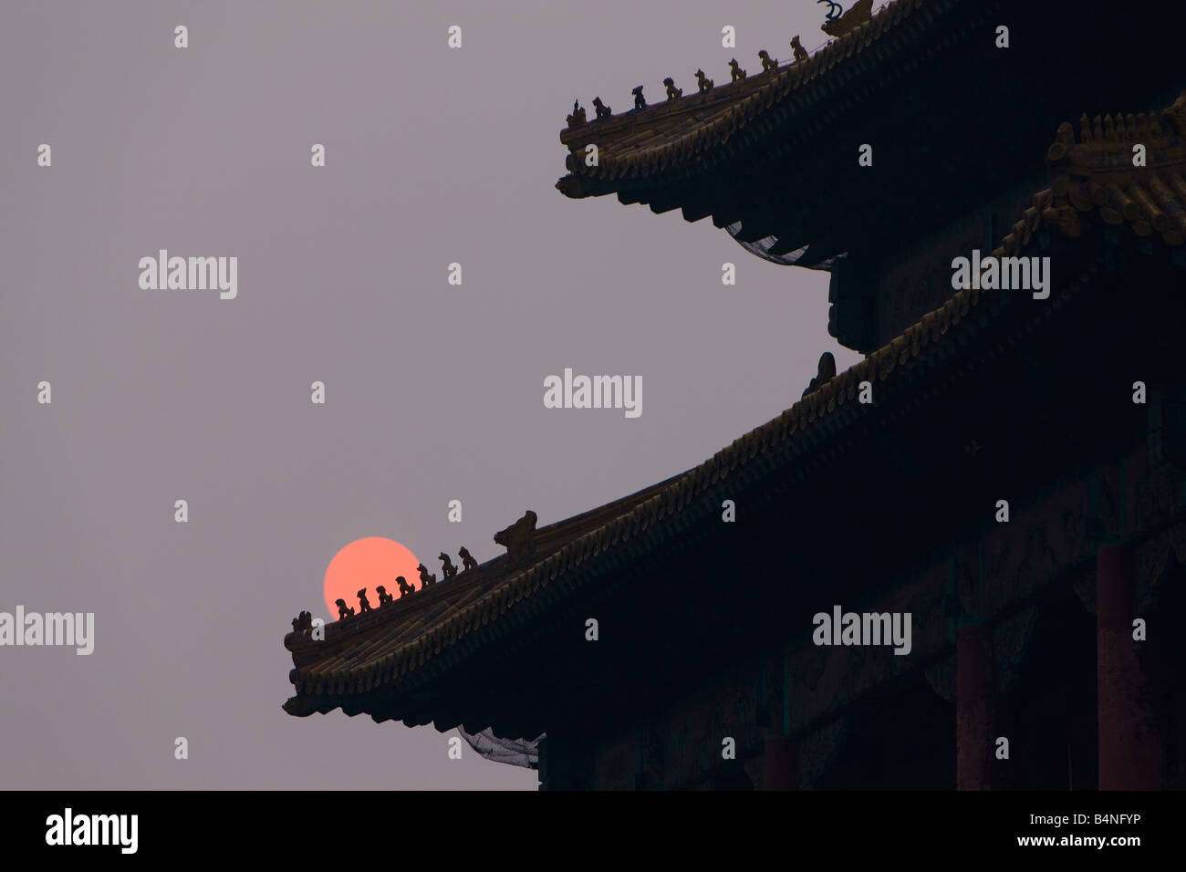 Roof figures hi-res stock photography and images - Alamy